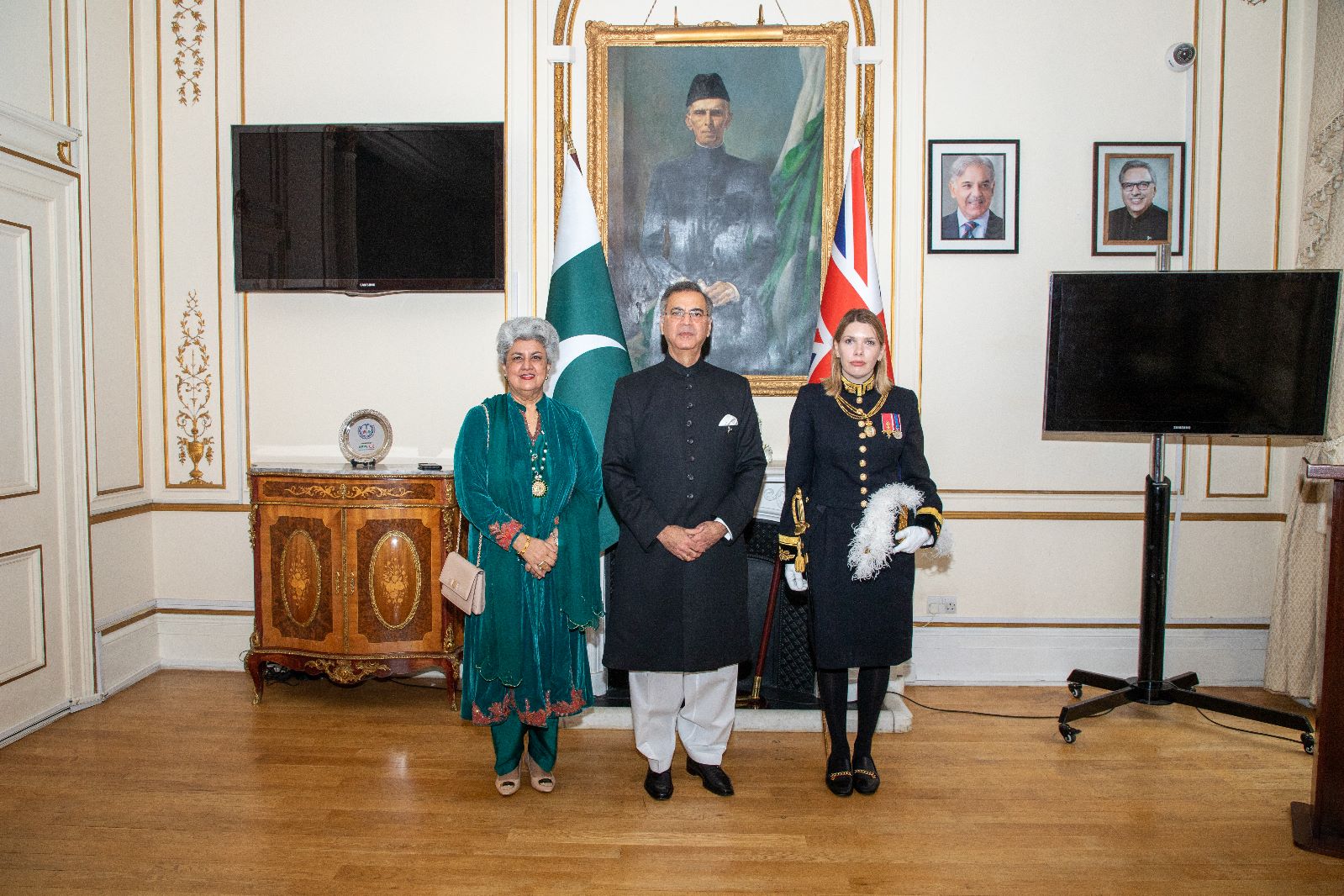 Pakistan High Commissioner presents his credentials to His Majesty King Charles III | London Post